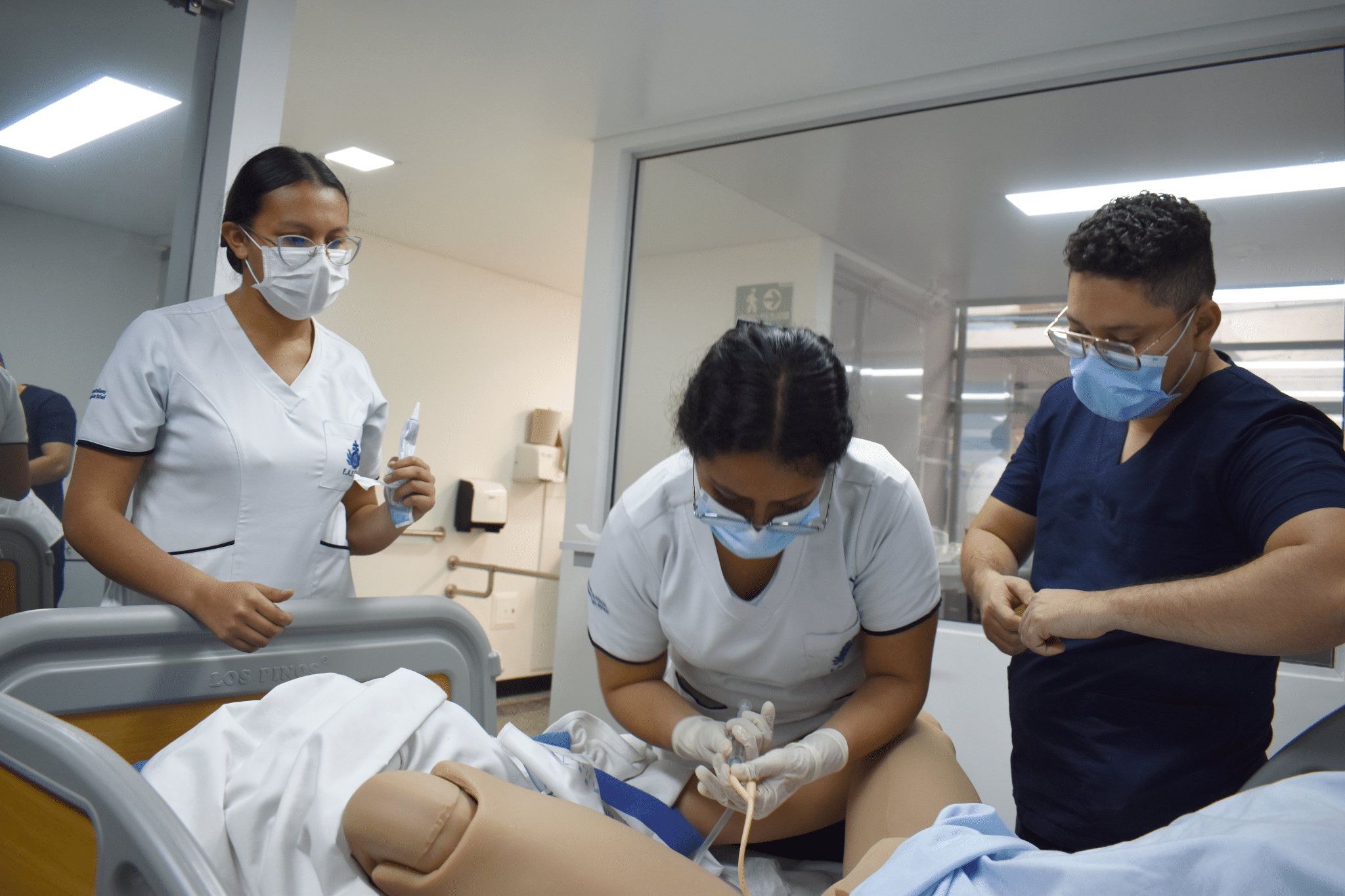 Simulación Cateterismo Vesical - Escuela para Auxiliares de Enfermería ...